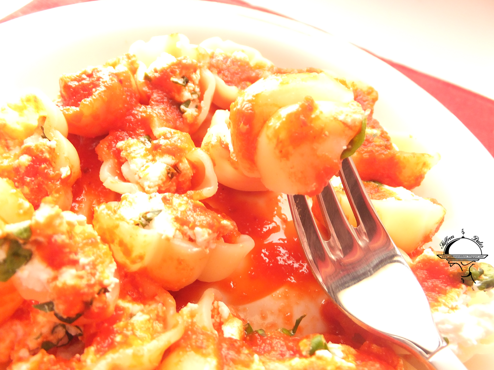 Bunatati de prin lume adunate: Paste scoici umplute cu branza