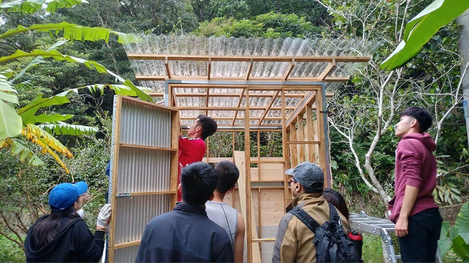 中華鱻傳媒: 實構建築教育 銘傳高山上的建築課蓋書屋×生態廁所