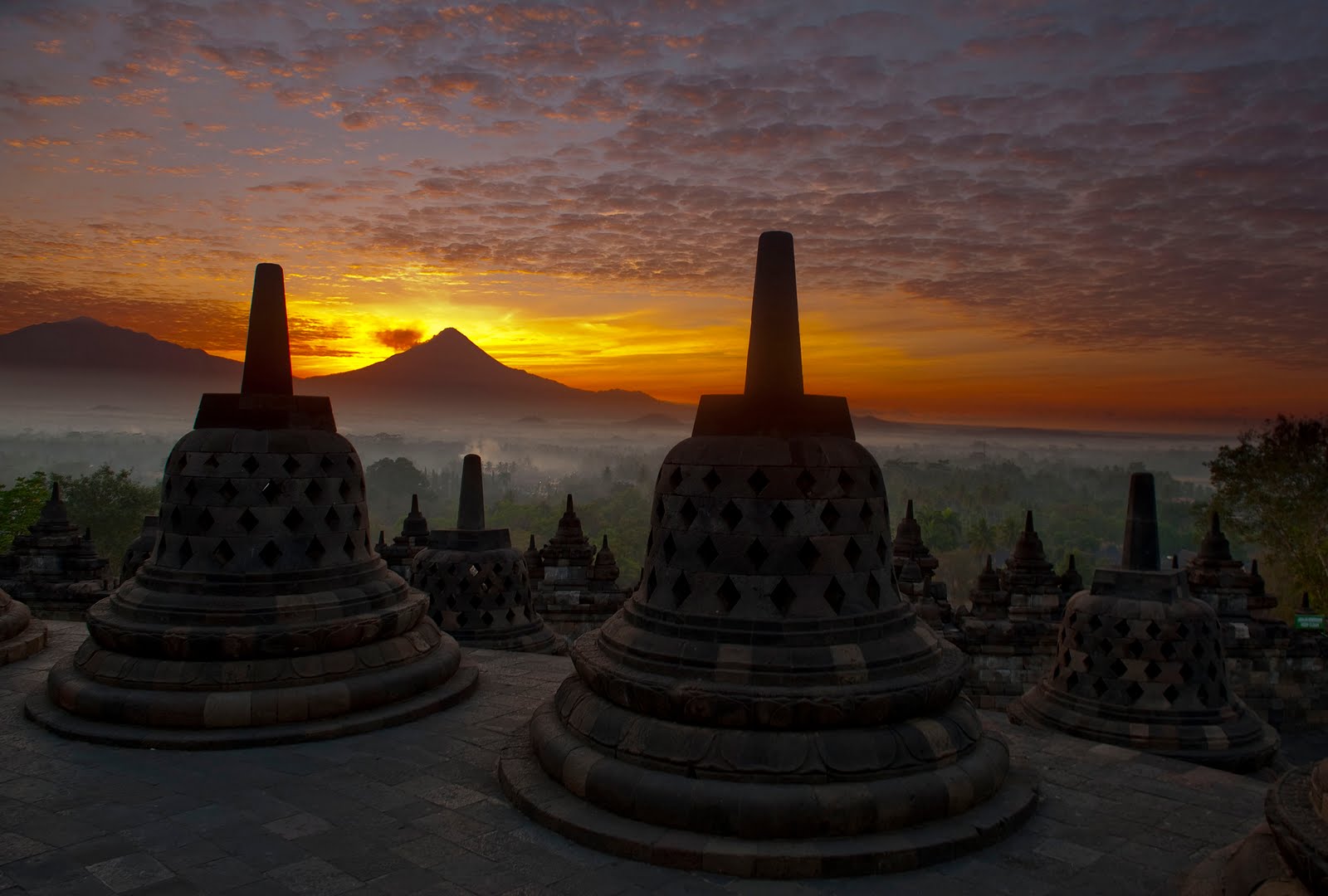 The beauty of the temple of Borobudur, the seven wonders of the world ...