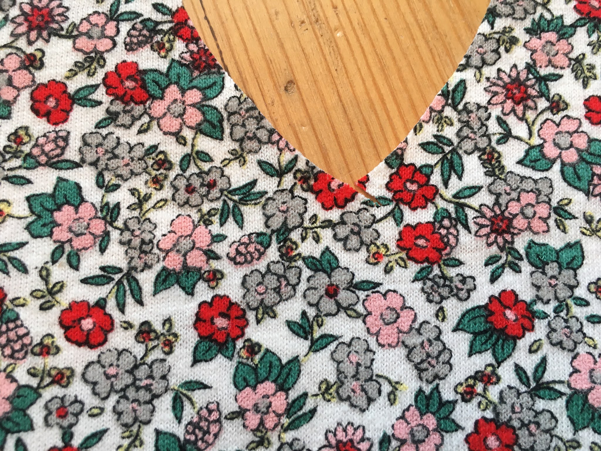 Lets Get Sewing: How to Sew a V-Notch Neckline