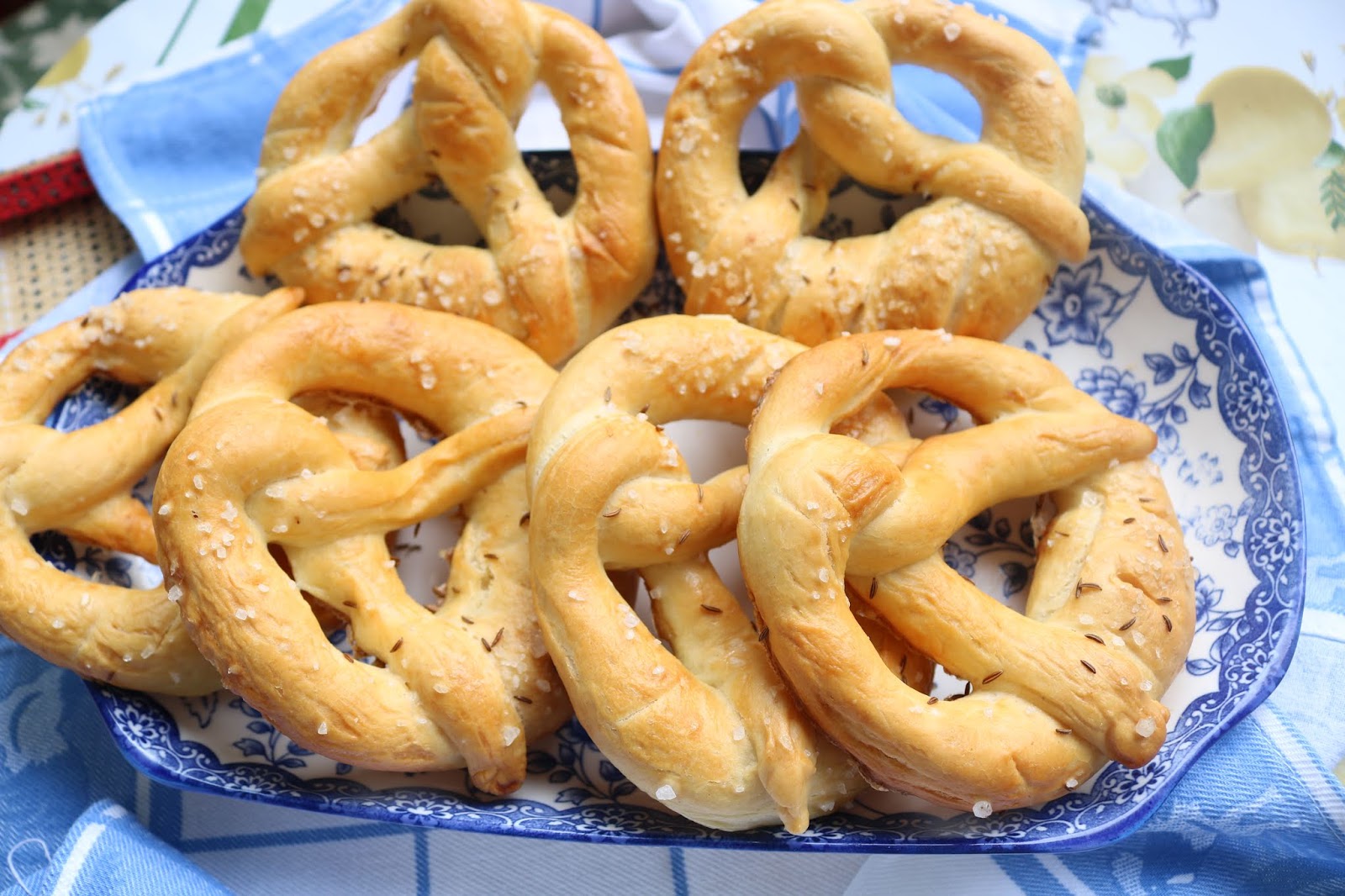 Bakina kuhinja - hrskavi slani pereci kao iz pekare - Bakini domaci i ...