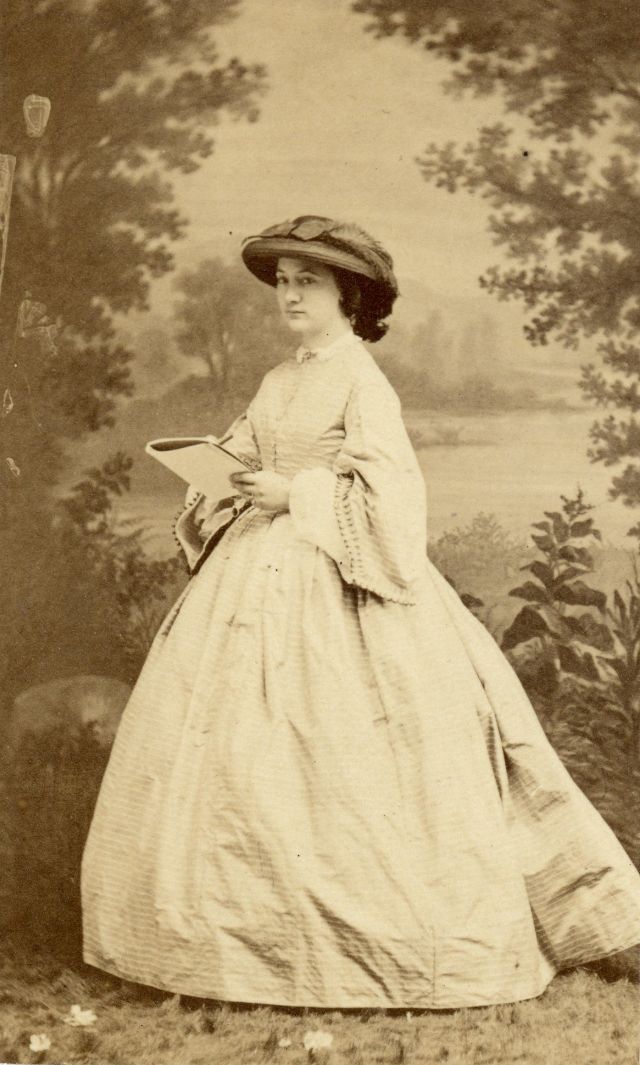 40 Amazing Photos of Victorian Ladies in Evening Gowns From the 1850s ...