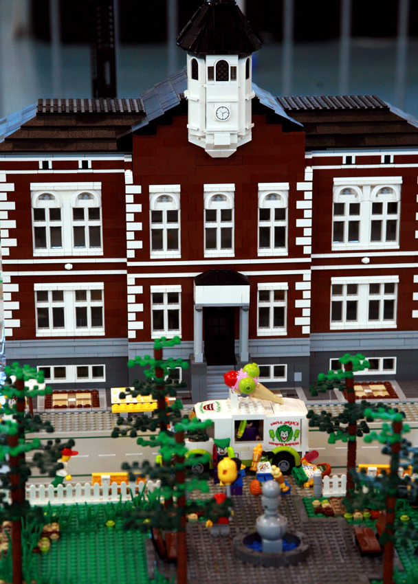 Fruitless Pursuits: Report: Giant Lego Fan Display!