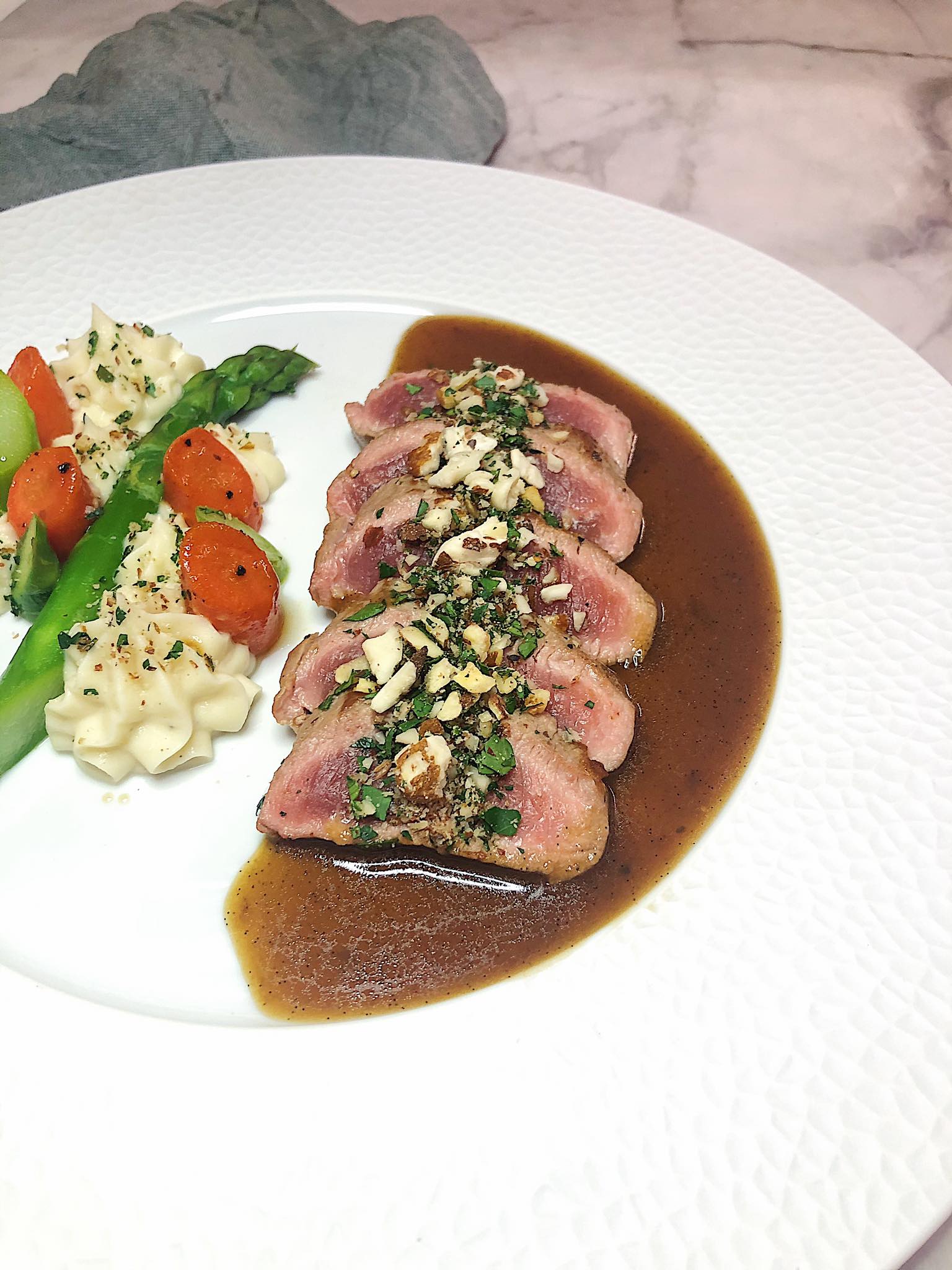 Filet d'agneau Norme Qualité Britannique et sa sauce à la vanille ...