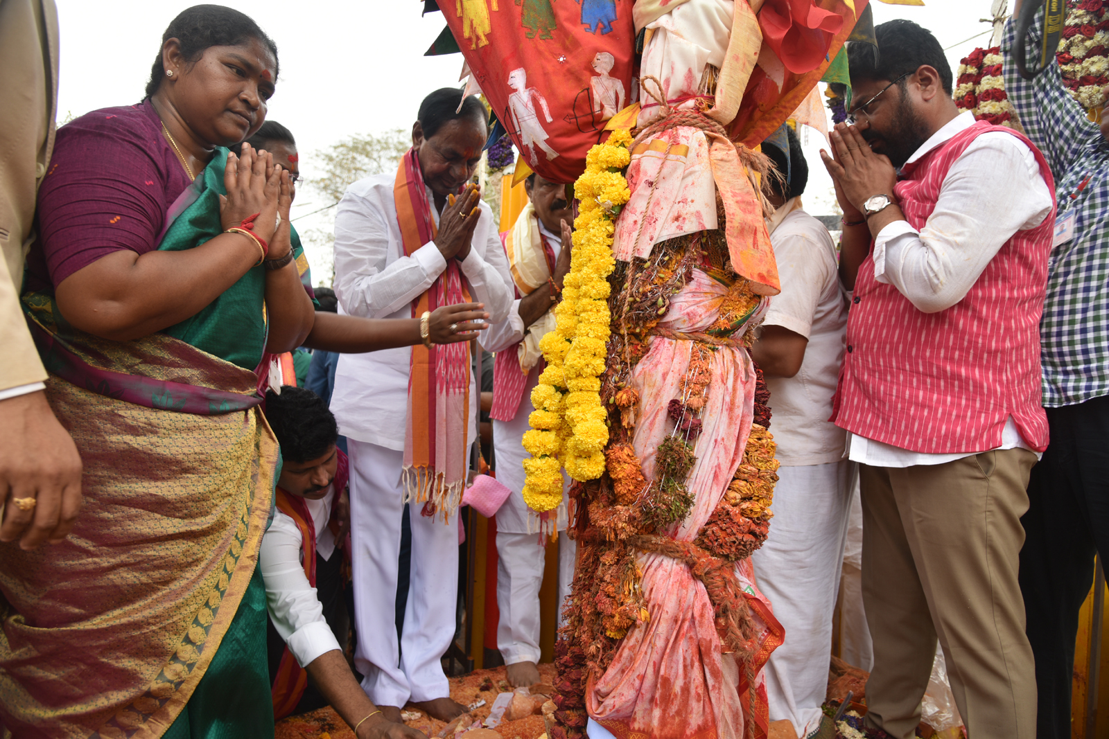 Telangana CM KCR visited Sammakka Sarakka Jatara