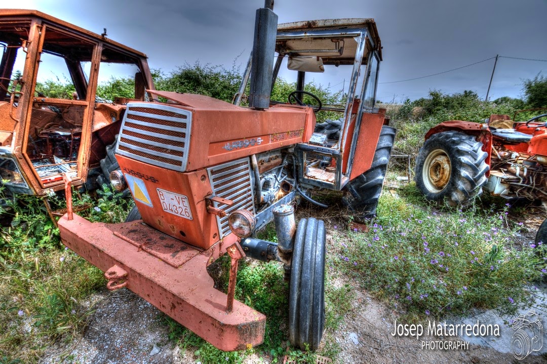 Pasión por lo abandonado: Donde van a morir los tractores