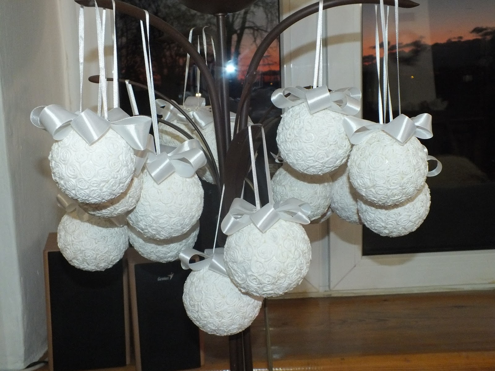 Dzieranaga Handmade: Białe bombki ze sznurka z bibuły DIY