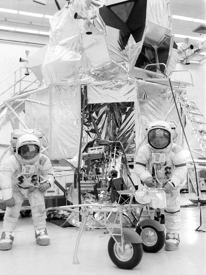 Apollo 14 Timeline: 1970/08: Prosegue la preparazione dei tre uomini di ...