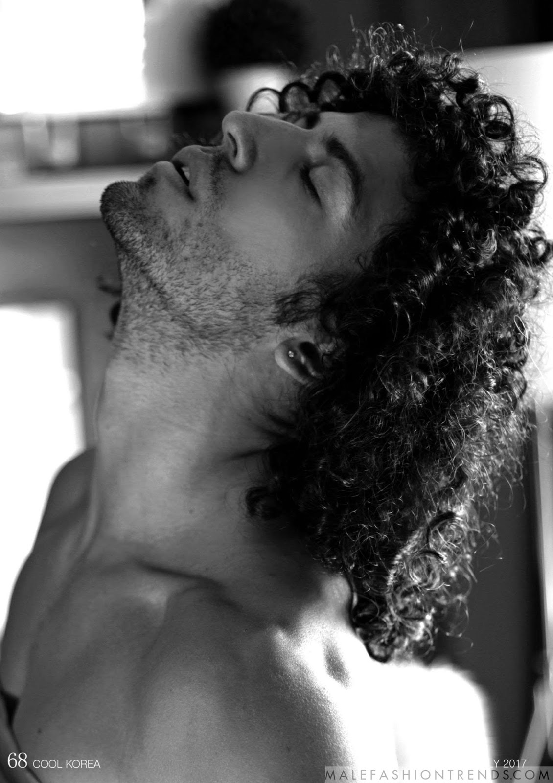 Aaron Valenzuela posa en cómoda ropa interior para COOL Magazine Korea