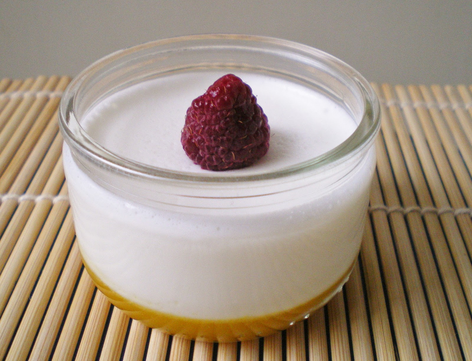 LES METS TISSÉS: Cuisine d'ici et d'ailleurs: MOUSSE COCO ET GELÉE PASSION