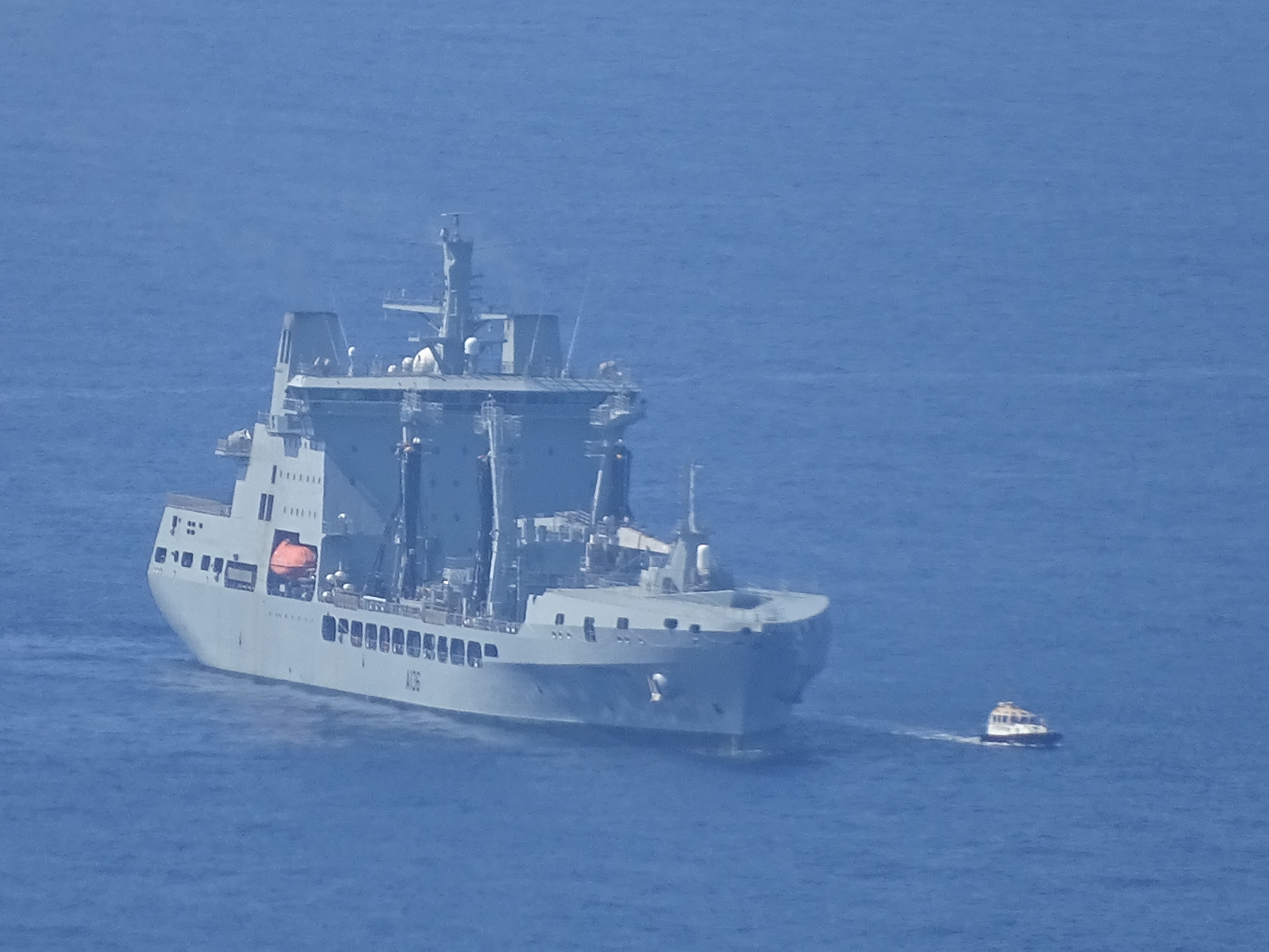 Sergio@Cruises: Navio abastecedor RFA TIDESPRING deixou o largo do Funchal