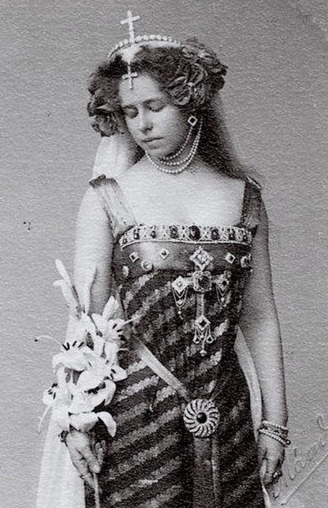 The Last Queen of Romania: 18 Stunning Portraits of Marie of Romania in ...