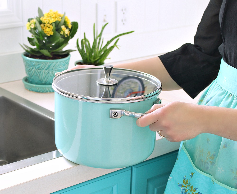 20 Gorgeous Turquoise Kitchen Accessories to Love | Dans le Lakehouse