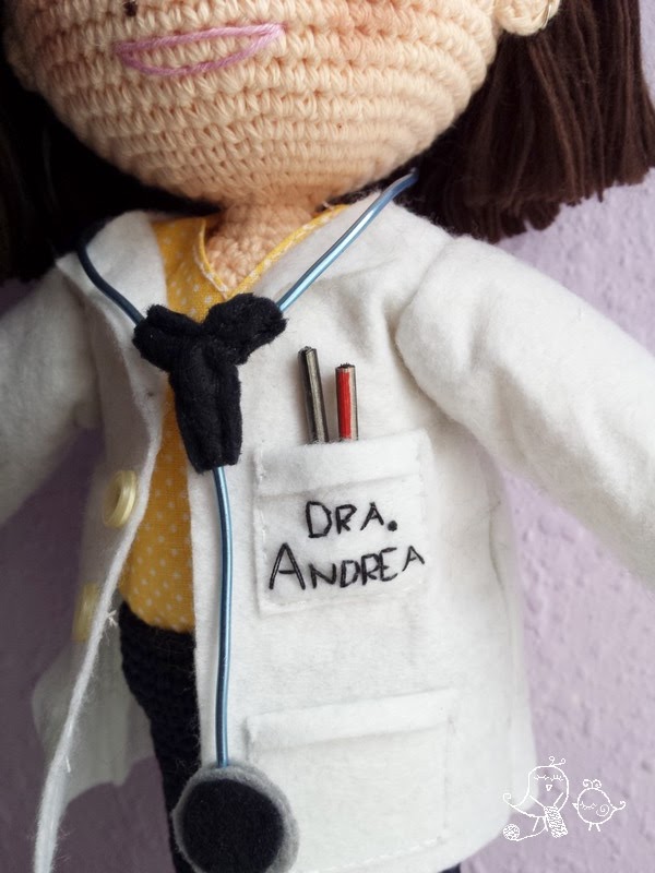 MUÑECA AMIGURUMI DE UNA DOCTORA