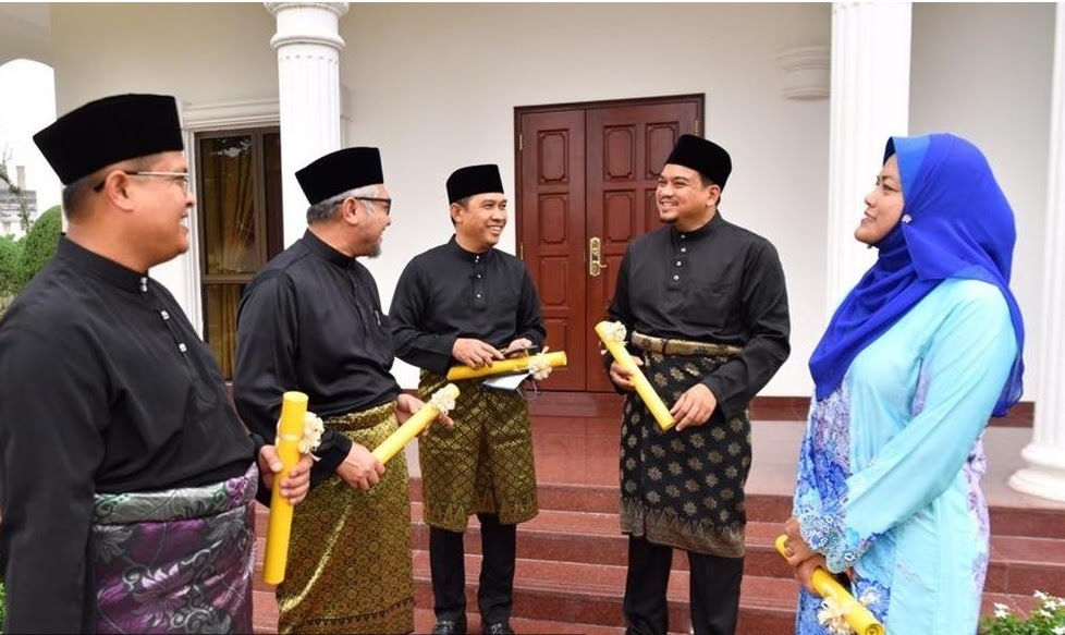 Two Bersatu, Two PAS Members Among Five Sworn In As Perak Exco (1 Video ...