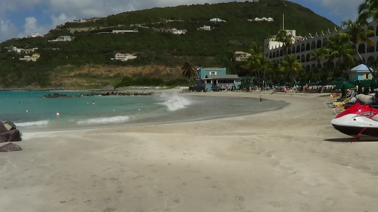 ST MAARTEN BEACHES: 50 new photos of Divi Little Bay on a Sunday