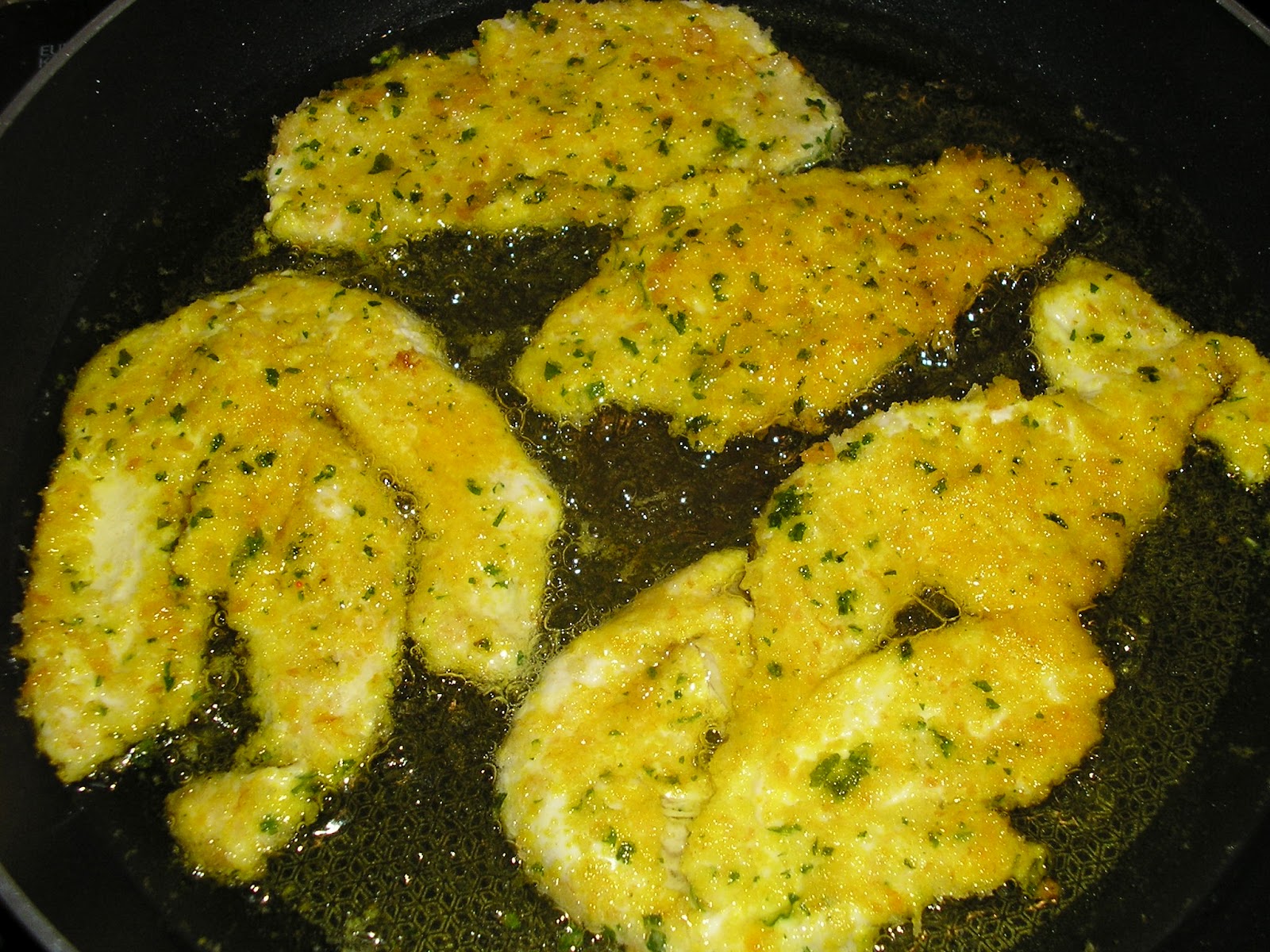 COCINA CON MONICA: PECHUGAS REBOZADAS CON PATATAS A LO POBRE