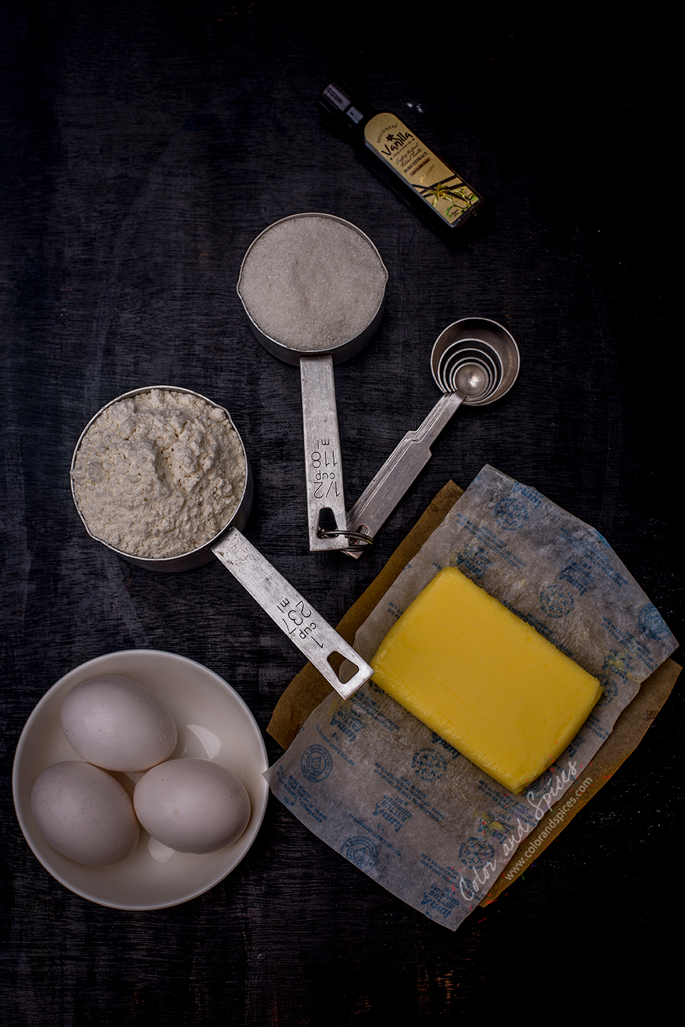 Color and Spices: How to make a simple vanilla cake...