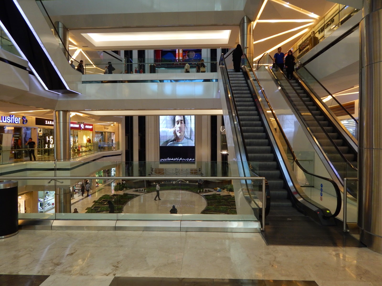 Largest and luxurious shopping malls in Iran [PIC]