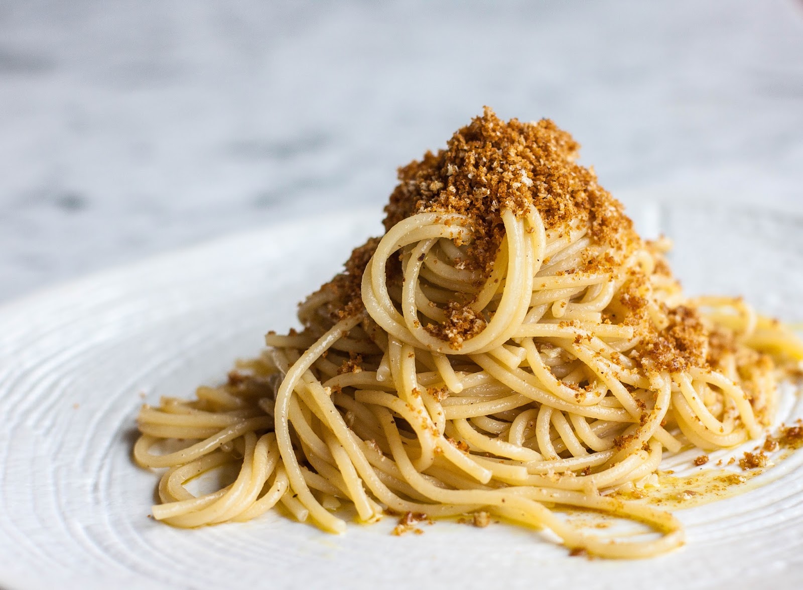 Spaghetti AOP e pane croccante | Ombra nel portico
