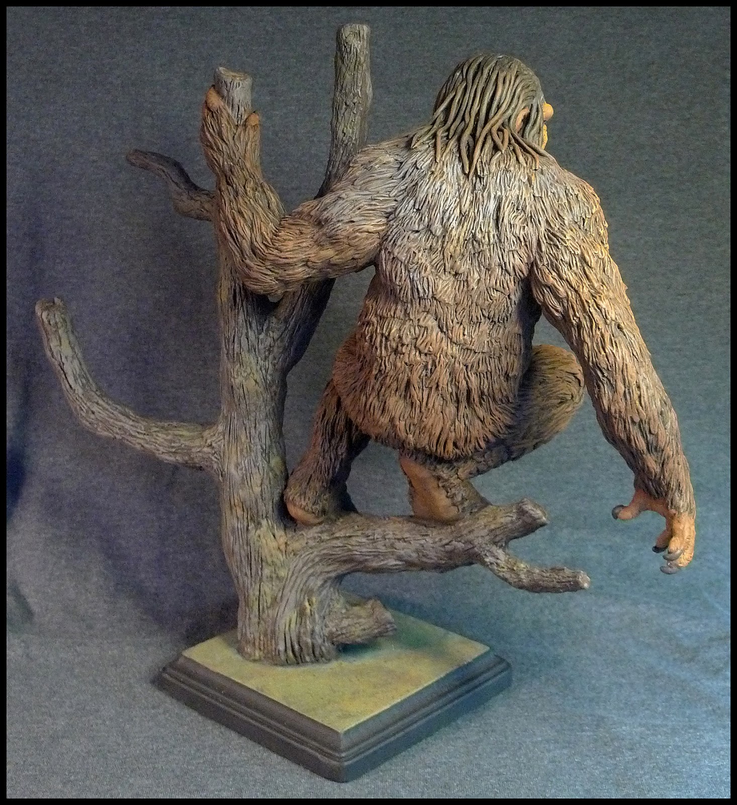 LUDstuff!: SCULPTURE: "Sasquatch In A Tree"