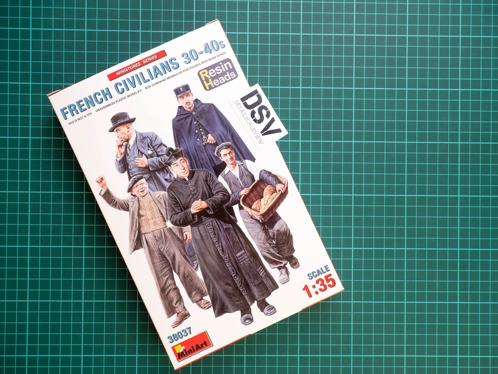 Miniart 1/35 French Civilians (38037) - DetailScaleView