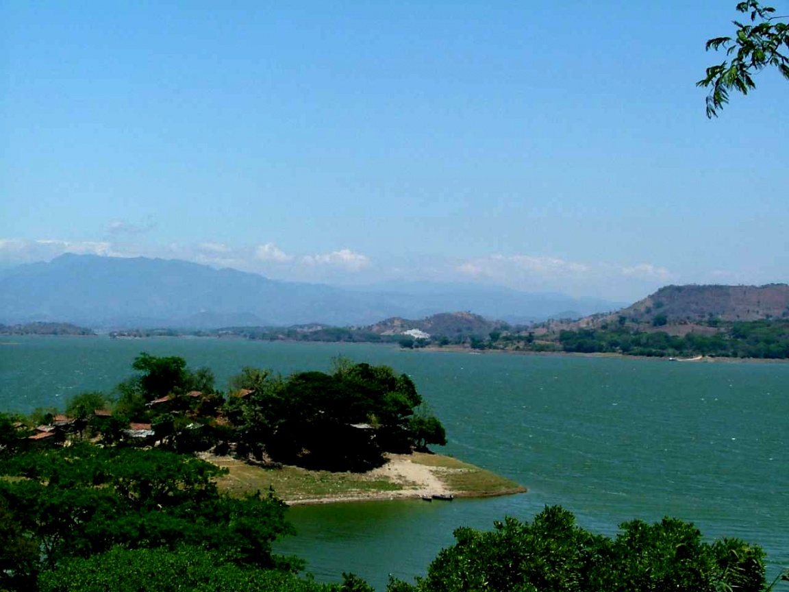 LAGO SUCHITLAN (El Salvador): Lago Suchitlan (El Salvador)