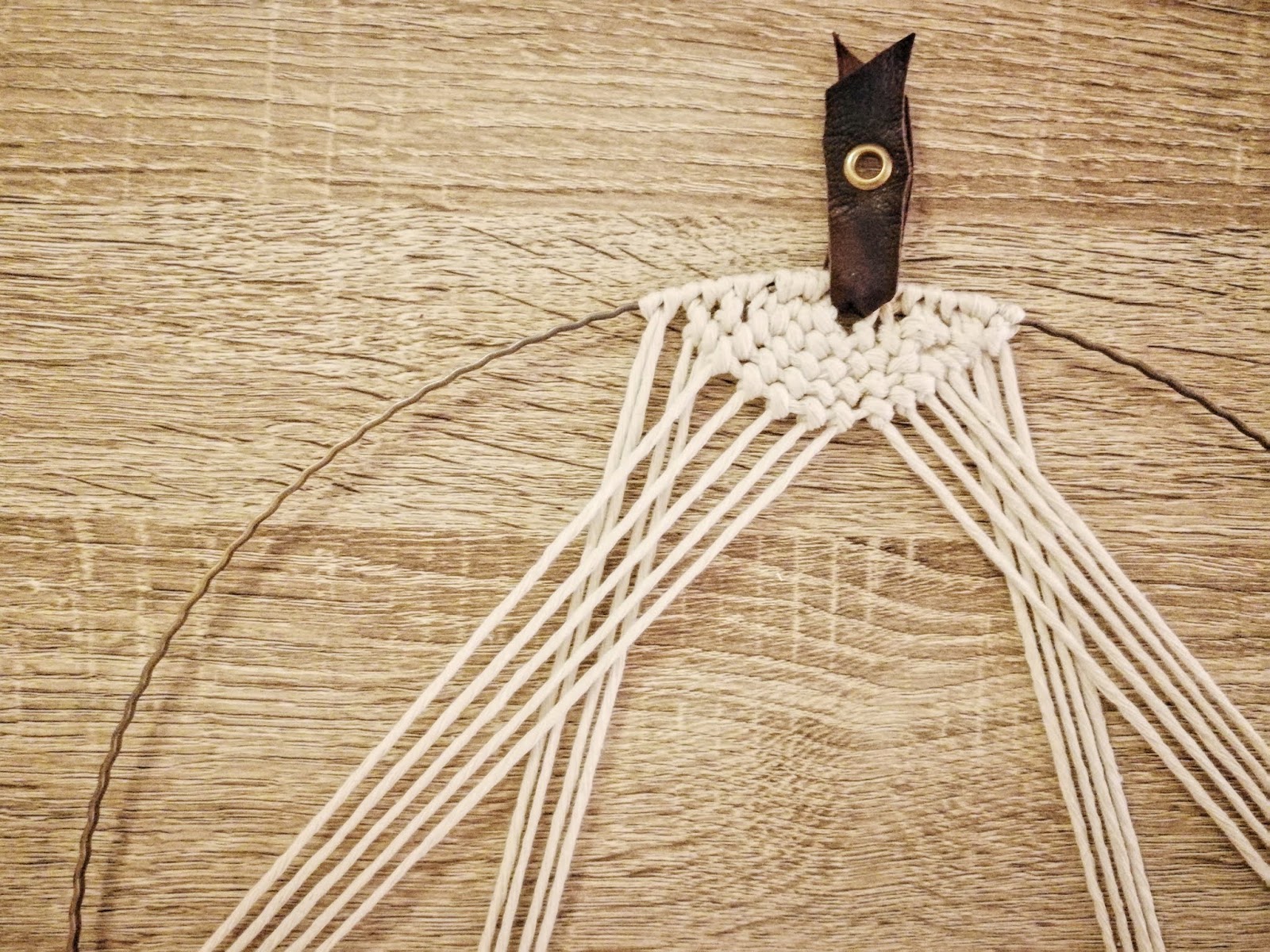 Aloittelijan makramee-kranssi | En makramekrans för nybörjare