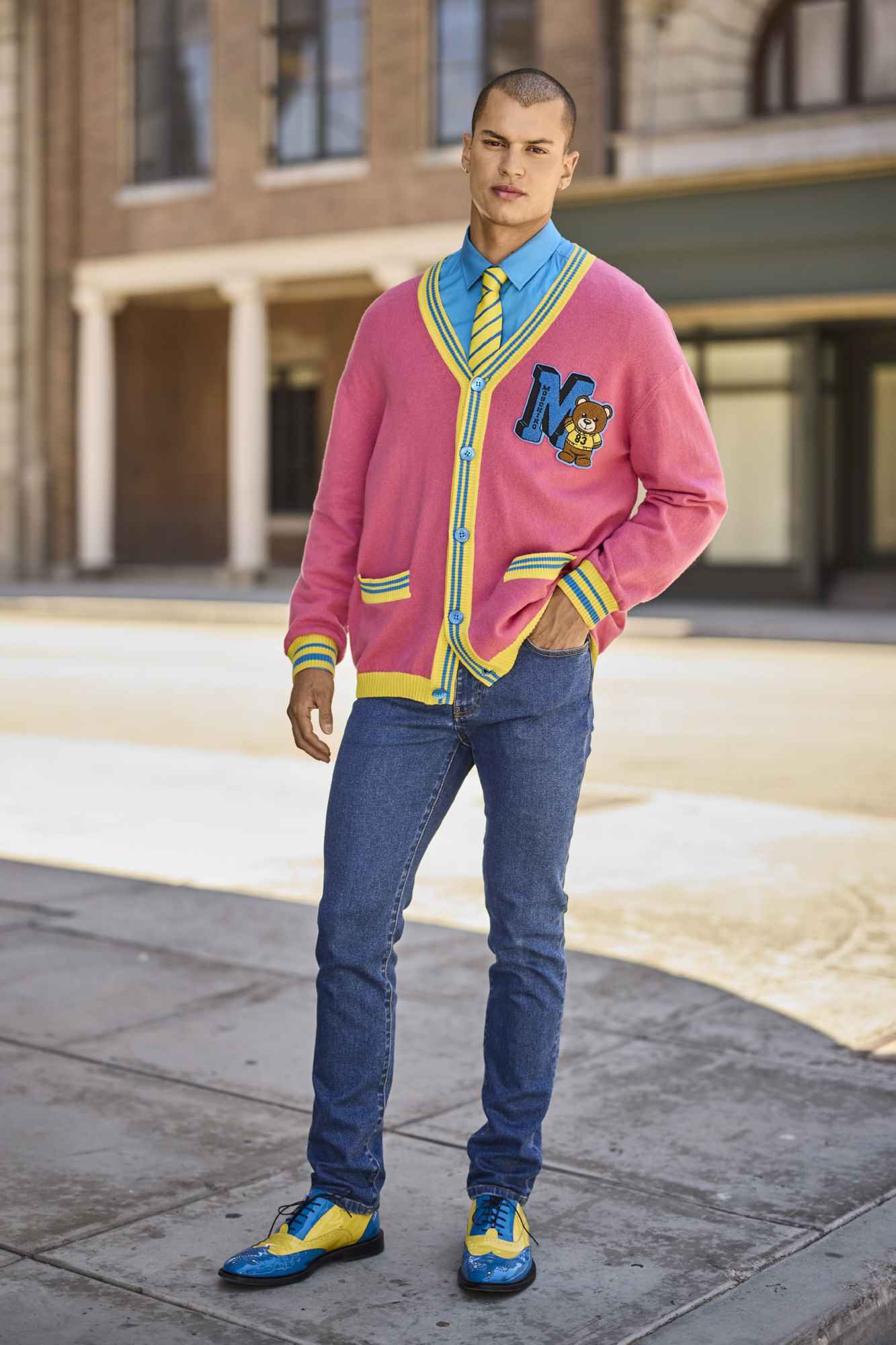 Moschino dota de color al neo-dandy contemporáneo para su colección ...