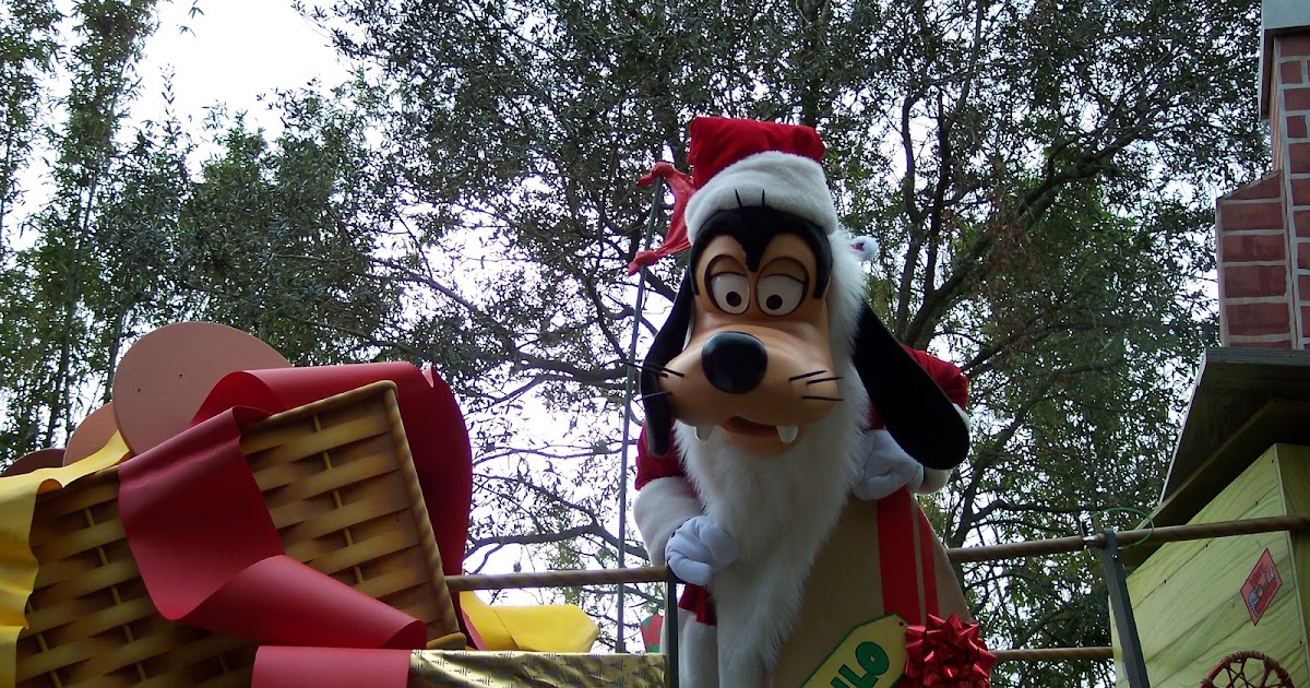 Disney Goofy Santa