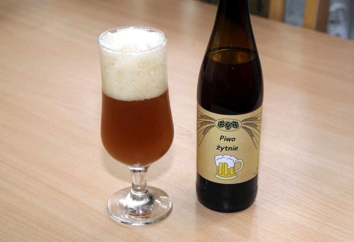 Facet w kuchni: Piwo