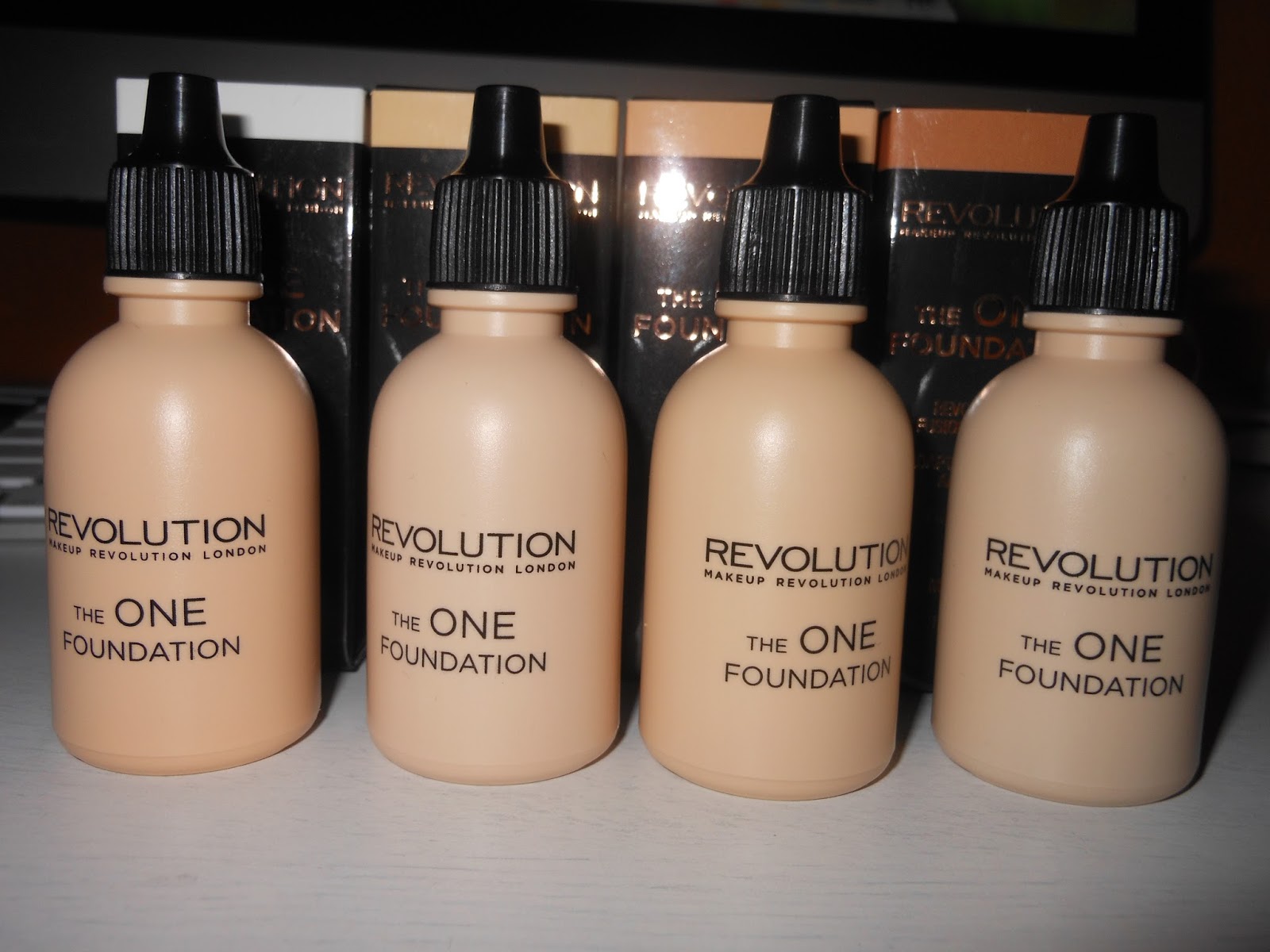 Bases The One Foundation Revolution Makeup