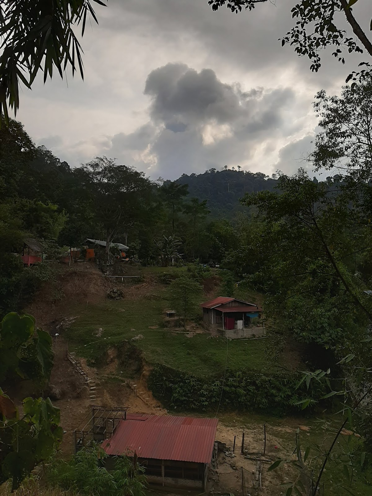 Mengejar Sunrise di Bukit Batu Chondong