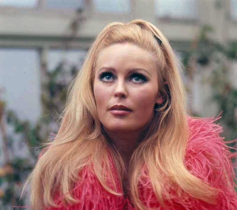 35 Fabulous Photos of Veronica Carlson in the 1960s and ’70s ~ Vintage ...