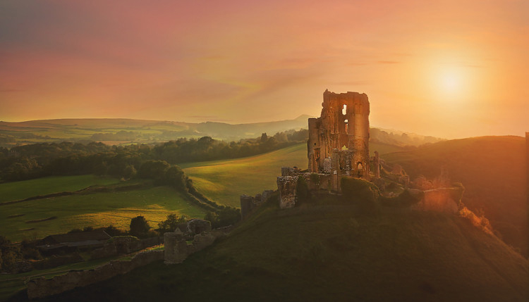 Ruins of Corfe Castle, Dorset, England (with Map & Photos)