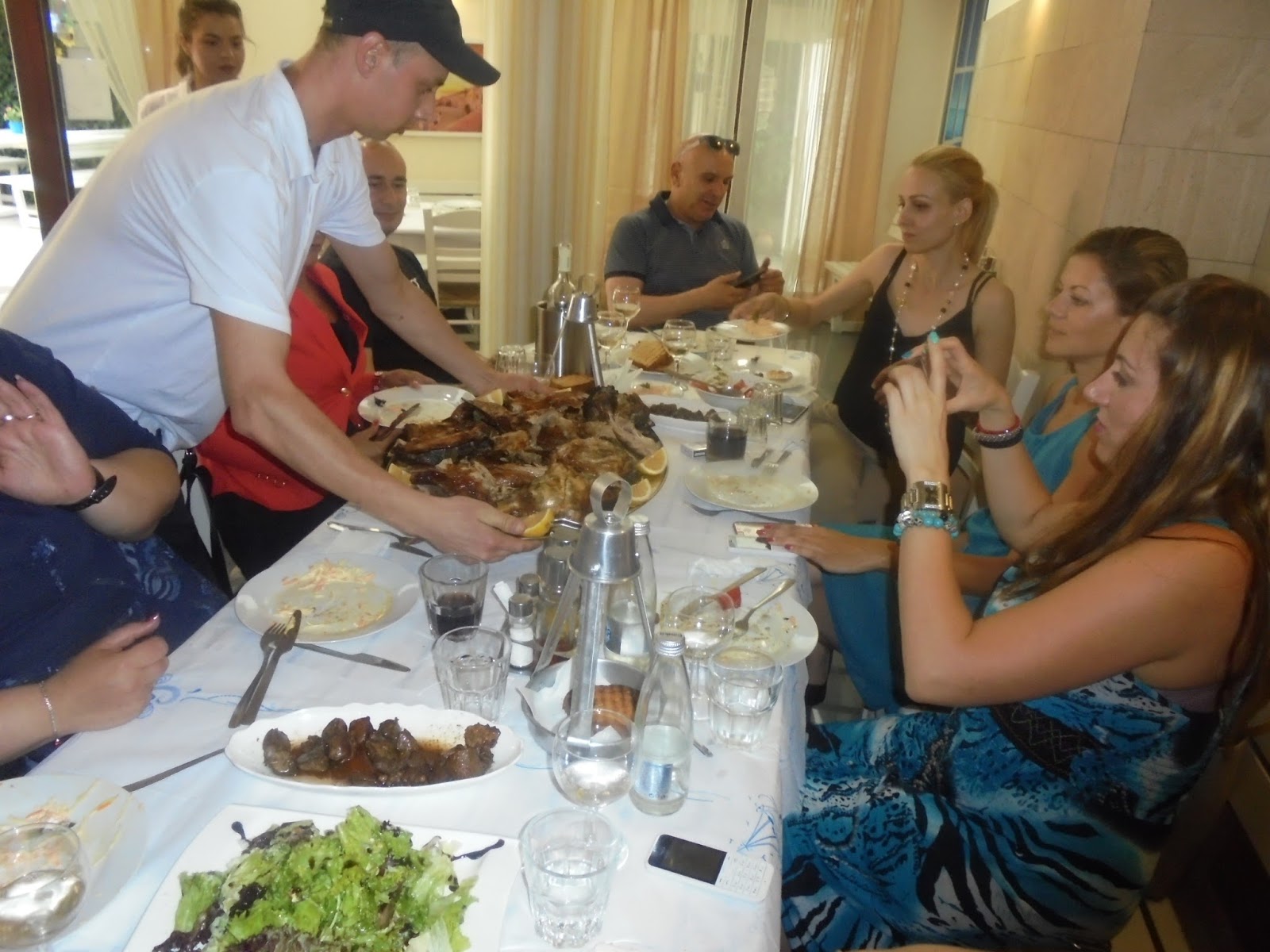 ANGELIKI`S GREEK TAVERNA. BG: ΕΛΛΗΝΙΚΟ ΤΡΑΠΕΖΙ ΜΕ ΚΑΛΟΥΣ ΦΙΛΟΥΣ ΤΟ ΜΑΚΗ ...