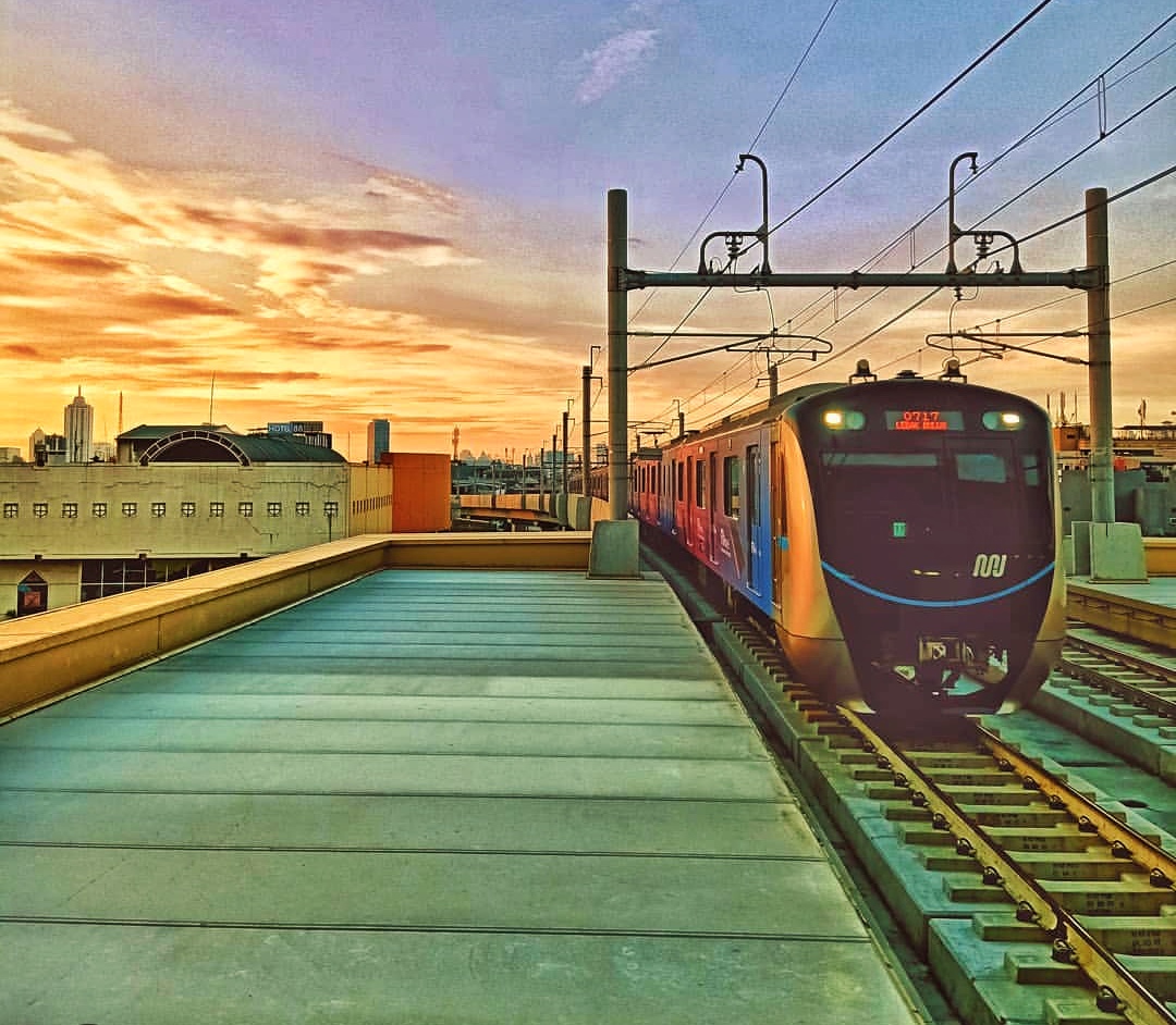 MRT Transportasi Modern Kebanggaan Indonesia | utie adnu