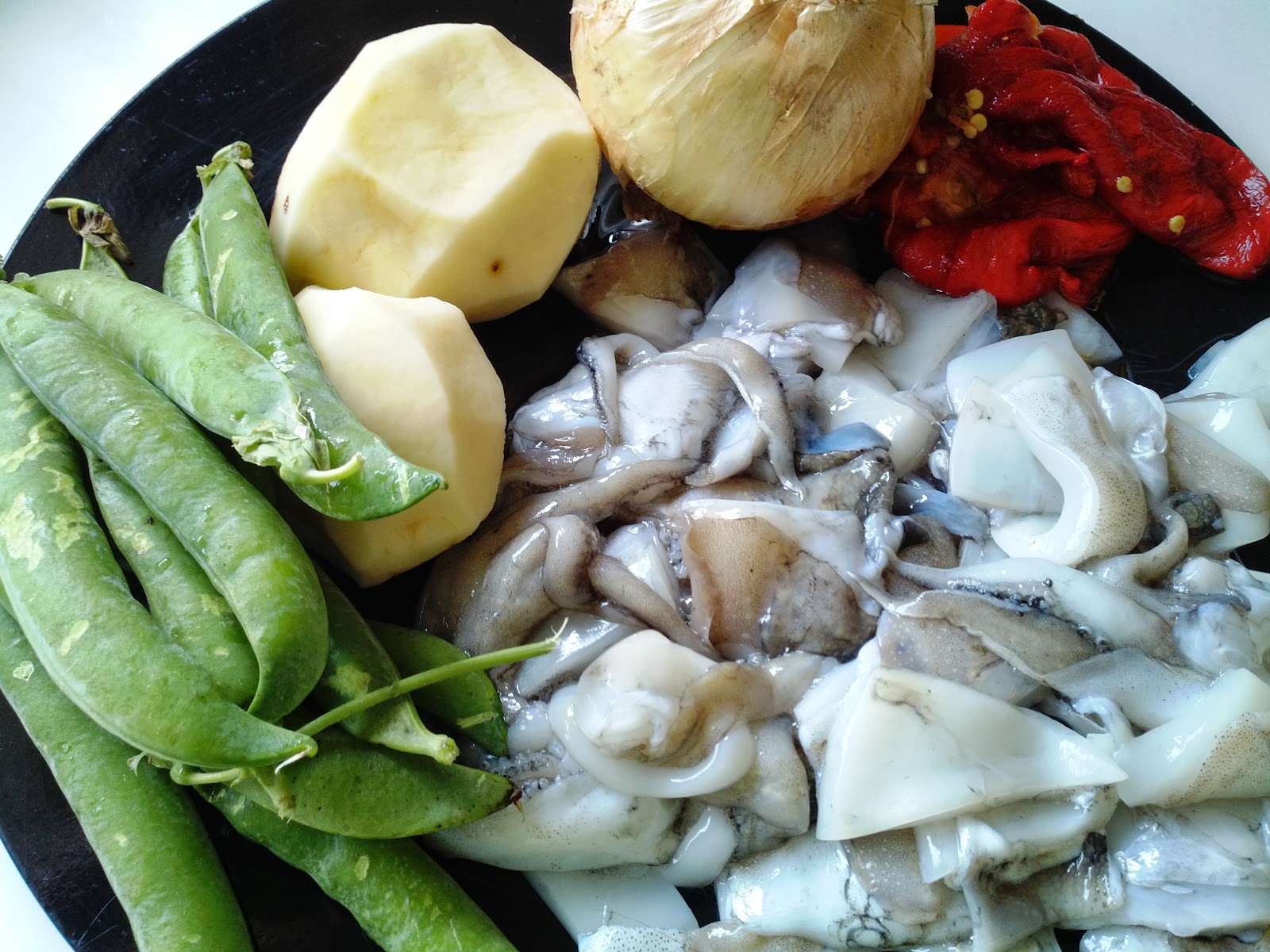 Chocos guisados con patacas e chícharos