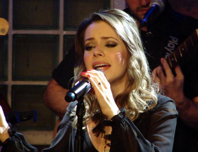 Sandy está grávida? Cantora faz show intimista em São Paulo. Veja as ...