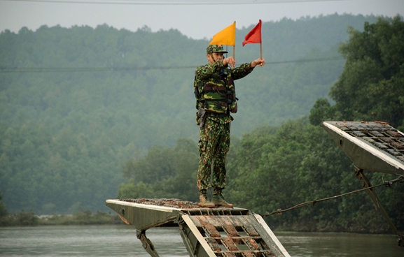 DEFENSE STUDIES: Vietnamese Engineers Cross the River with Modern Equipment
