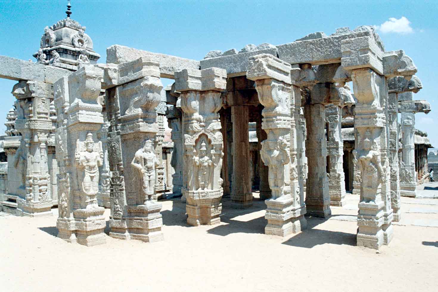 Discover the World: Lovely Lepakshi - Splendor in Stone
