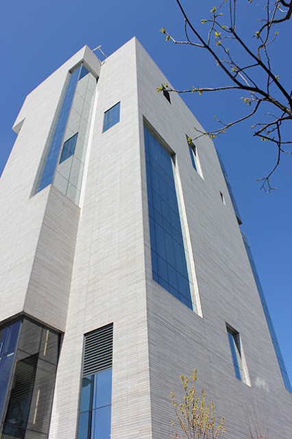 ArchitectureChicago PLUS: Some views of the new Logan Center for the ...