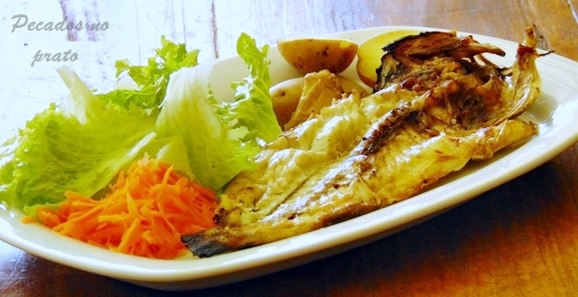 Robalo grelhado com molho de limão - Receitas de pecados no prato