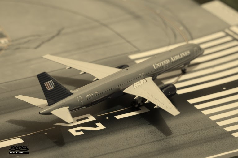 BHTXWmb: 模型分享 1:200 Boeing757-200 N592UA(Battleship Grey)火箭客機