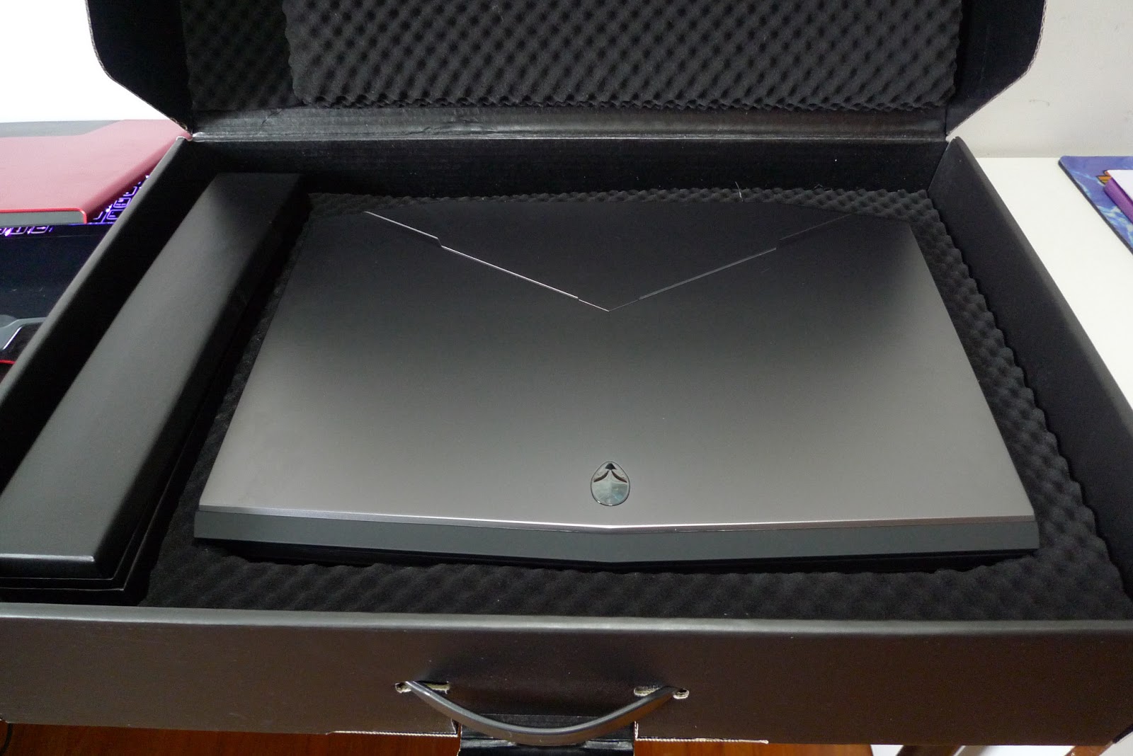 the story of a fish...: Alienware 18 - Unboxing and first impressions