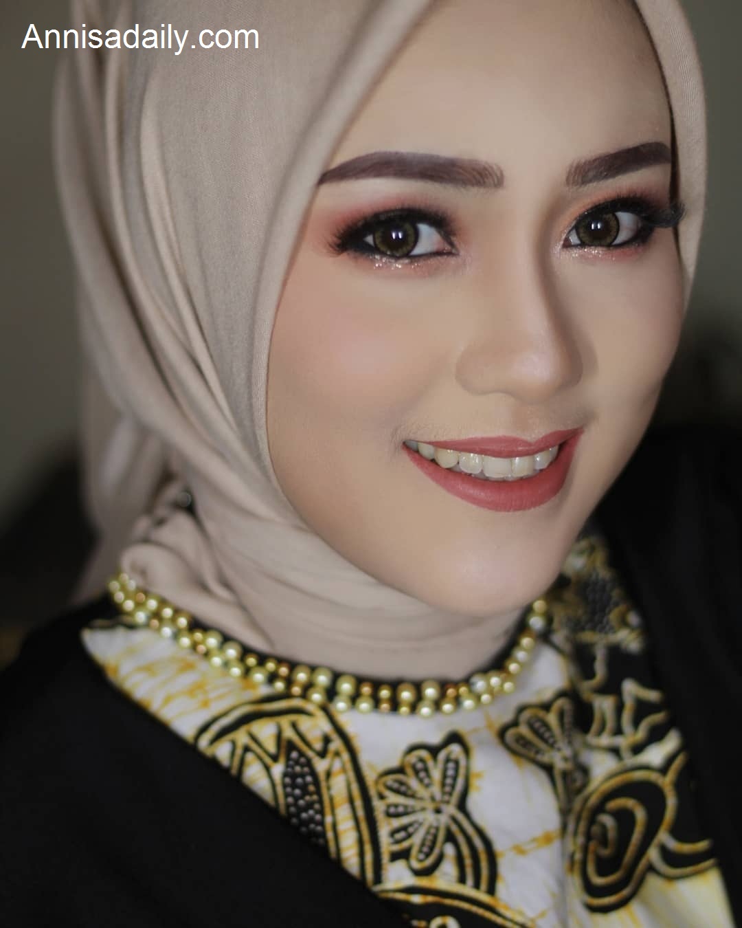 6 Inspirasi Wajah Wanita Muslimah dengan Makeup Murah dan Mahal Ngunduh ...