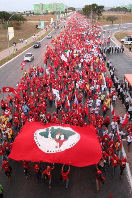 -: Significado das cores e desenhos que compõem a bandeira do MST.