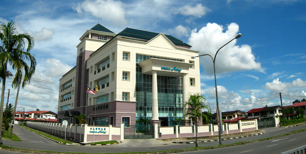 我們急匆匆地趕路，忘了路邊籬笆上的鮮花。We haste on without heed, forgetting the flowers on ...