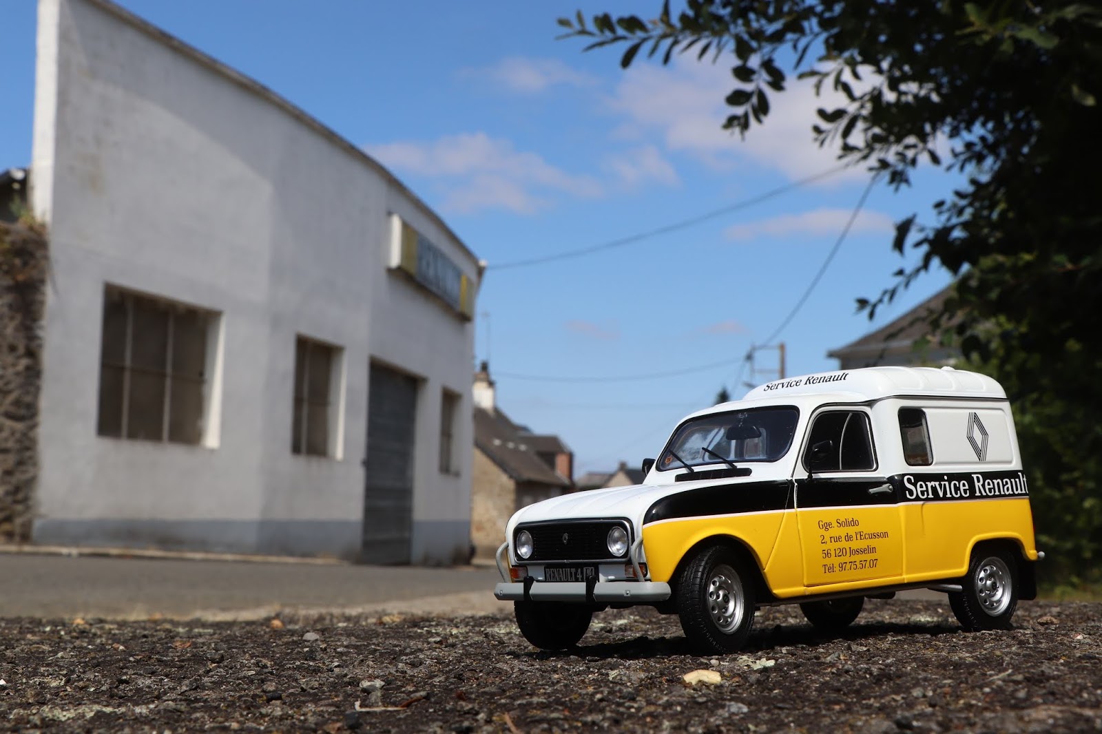 Deux Renault 4L fourgonnette disponibles chez Solido à l'échelle 1/18 ...