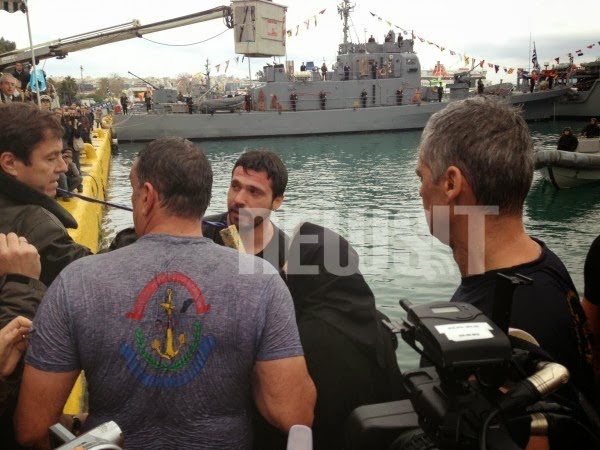 ΟΥΚΑΔΕΣ ΕΠΙΑΣΑΝ ΤΟΝ ΣΤΑΥΡΟ ΣΤΟΝ ΠΕΙΡΑΙΑ... ΔΕΙΤΕ ΤΑ ΒΑΤΡΑΧΙΑ ΤΟΥ ...